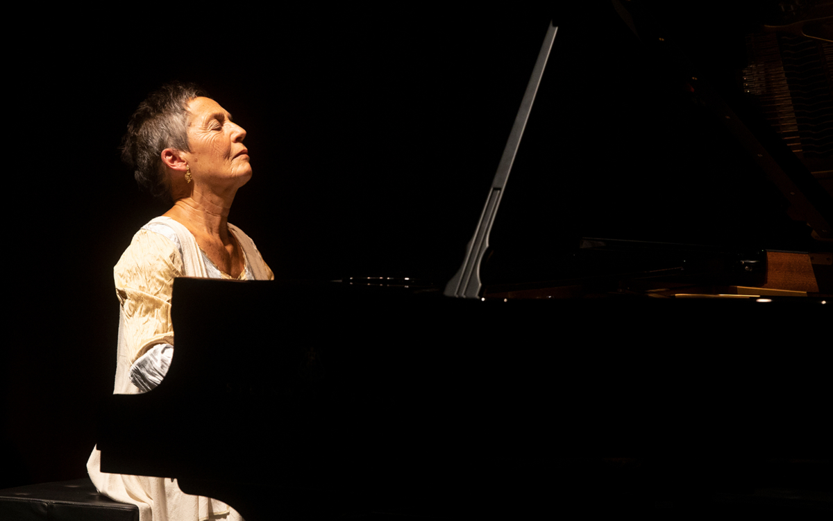 Maria João Pires and Gulbenkian Orchestra Mozart's Piano Concerto No ...