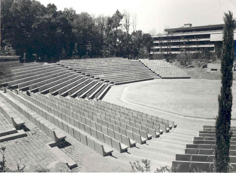 Exteriors: Aspects of the open air auditorium | Arquivo Digital do Jardim